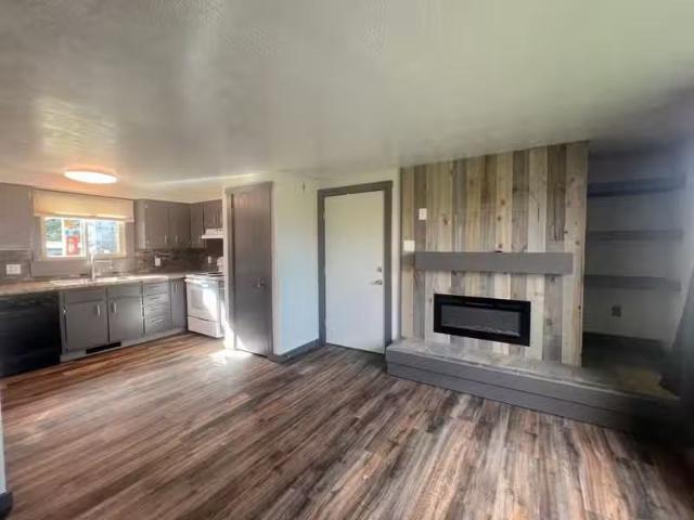 1 bedroom with loft UPDATED Portage Village Upper East Apar.