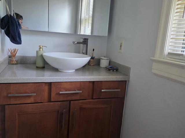 1 bedroom with private bathroom