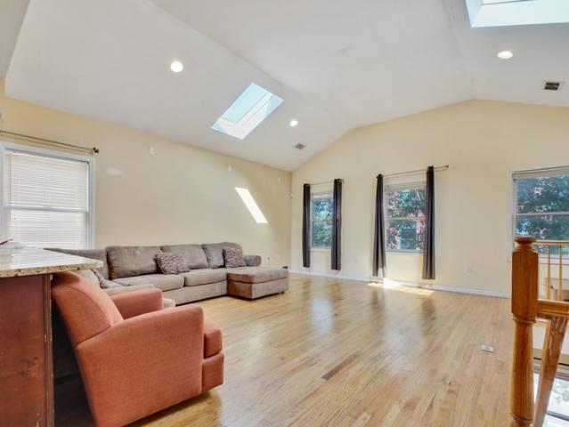 1 bedroom with Private Bathroom