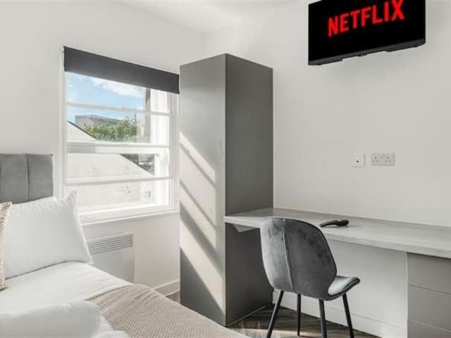 1 bedroom within a 3 bed cluster apartment with en suite bills included !