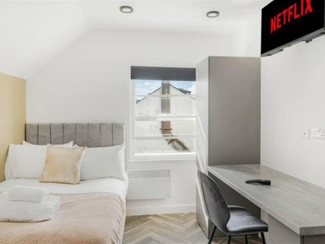 1 bedroom within a 3 bed cluster apartment with en suite bills included !
