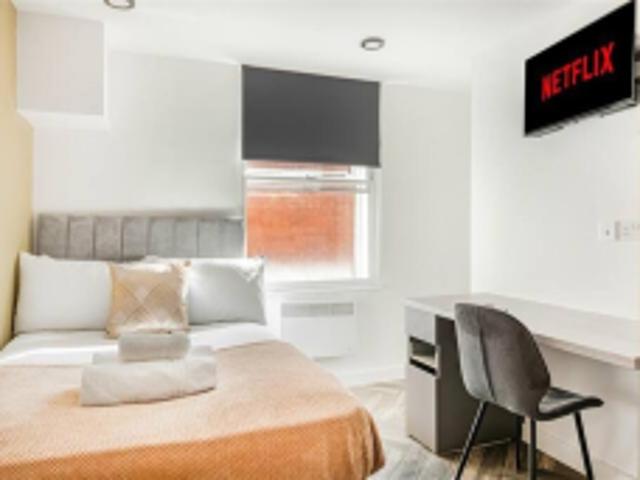 1 bedroom within a 3 bed cluster apartment with en suite bills included !