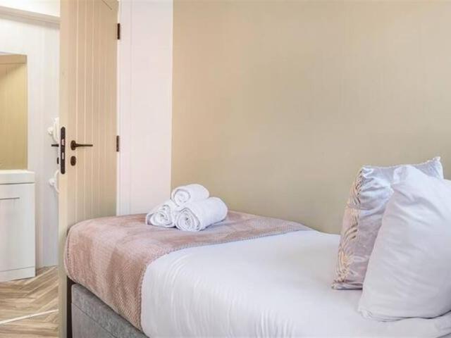 1 bedroom within a 6 bed student cluster apartment, all en suite rooms, bills included!