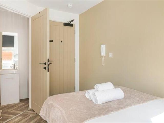 1 bedroom within a 6 bed student cluster apartment, all en suite rooms, bills included!