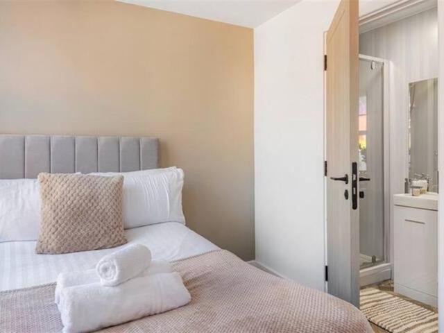 1 bedroom within a 6 bed student cluster apartment, all en suite rooms, bills included!
