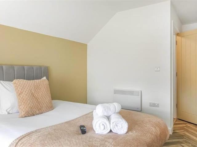 1 bedroom within a 6 bed student cluster apartment, all en suite rooms, bills included!