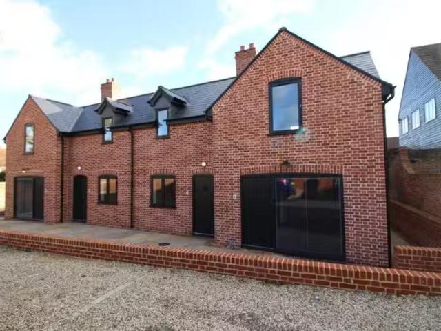 1 bedroom terraced house for rent in Kingswood Court, Bradford.