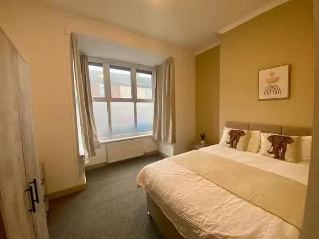1 bedroom terraced house for rent in Room 1, Shobnall Street.