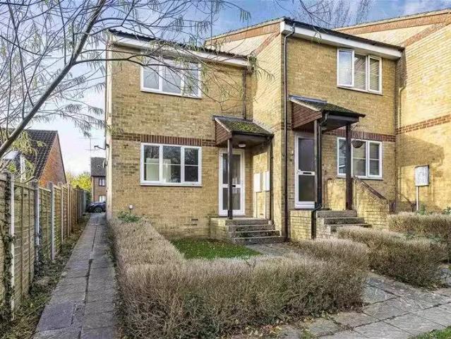 1 bedroom terraced house for rent in Willoughby Road, Harpende.