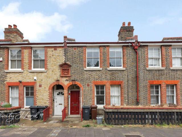 1 bedroom terraced house for sale in Seal Street, LONDON E8