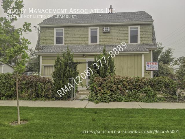 1 Bedroom Upper Level Unit in a Prime Location!