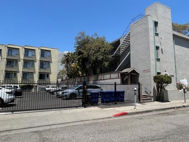 1 bedroom Upper unit, New Laminate Flooring throughout