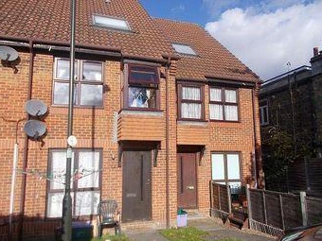 1 Bedrooms Maisonette for rent in Alphea Close, Colliers Wood, London SW19