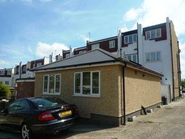 1 Bedrooms Bungalow for rent in Chiltern Drive, Berrylands, Surbiton KT5