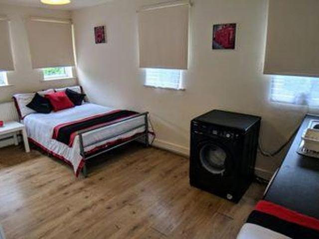 1 Bedrooms Detached house for rent in Armley Ridge Road, Leeds LS12