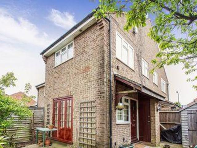 1 Bedrooms Flat for rent in College Gardens, Clapham SW17