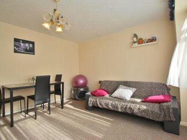 1 Bedrooms Flat for rent in Catherine Court, Springfield Drive, Ilford IG2