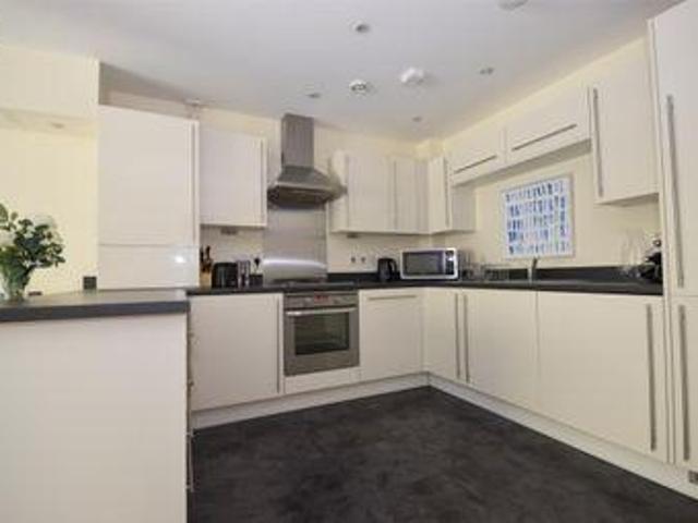 1 Bedrooms Flat for rent in Canalside, Redhill, Surrey RH1