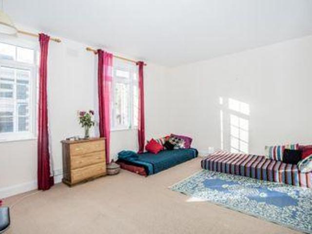 1 Bedrooms Flat for rent in Charleville Court, Barons Court, London W14