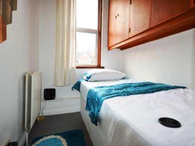 1 Bedrooms Flat for rent in Adelaide Grove, Shepherds Bush W12
