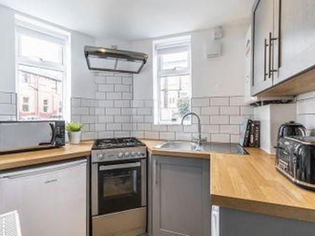 1 Bedrooms Flat for rent in Argie Avenue, Burley, Leeds LS4