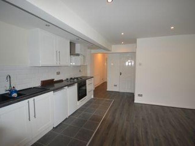 1 Bedrooms Flat for rent in Askew Road, Shepherds Bush W12