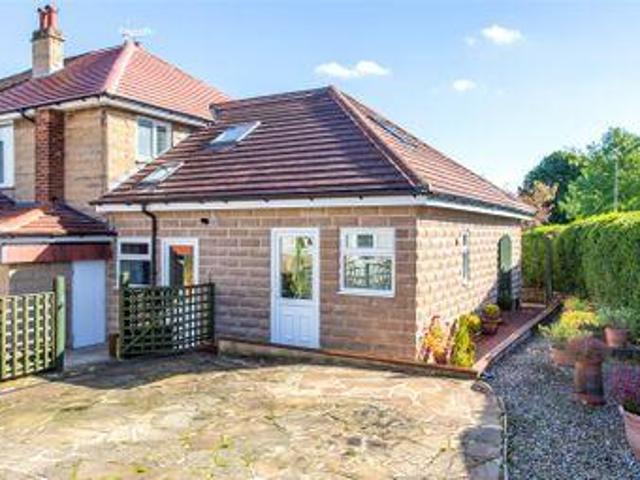 1 Bedrooms Flat for rent in Buckstone Crescent, Leeds, West Yorkshire LS17