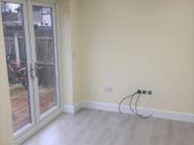 1 Bedrooms Flat for rent in Burnside Road, Chadwell Heath RM8