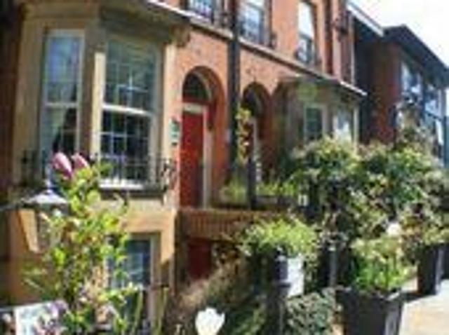 1 Bedrooms Flat for rent in Bury Old Road, Salford M7