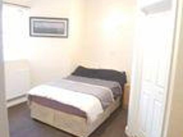 1 Bedrooms Flat for rent in Devonport Road, Shepherds Bush, London W12