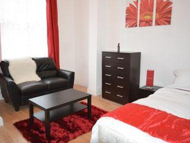 1 Bedrooms Flat for rent in Devonport Road, Shepherds Bush W12