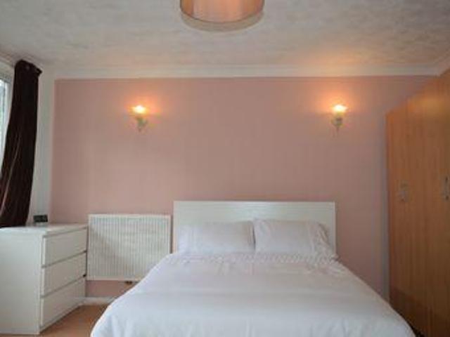 1 Bedrooms Flat for rent in Lawrence Close, Bow London E3