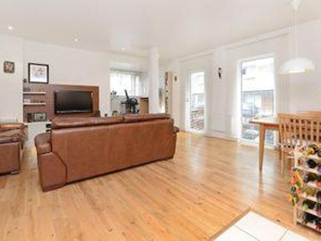 1 Bedrooms Flat for rent in Meridian Court, East Lane, London SE16