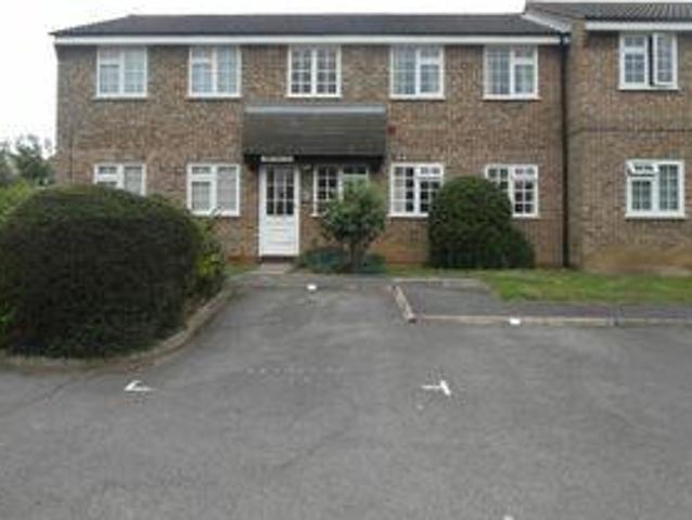 1 Bedrooms Flat for rent in Minstrel Gardens, Surbiton KT5