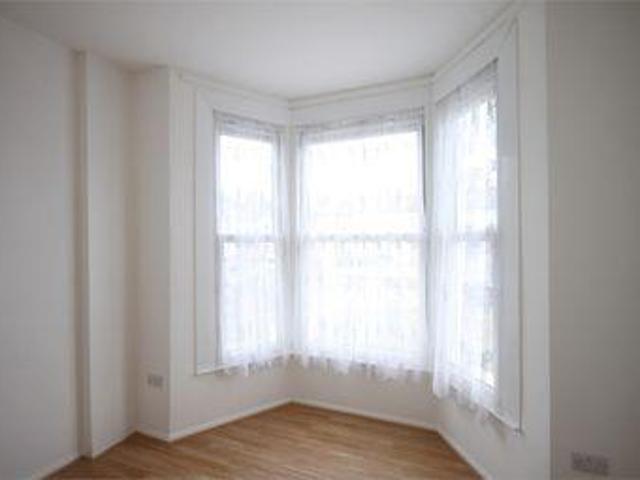 1 Bedrooms Flat for rent in Northbrook Road, Ilford, Essex IG1