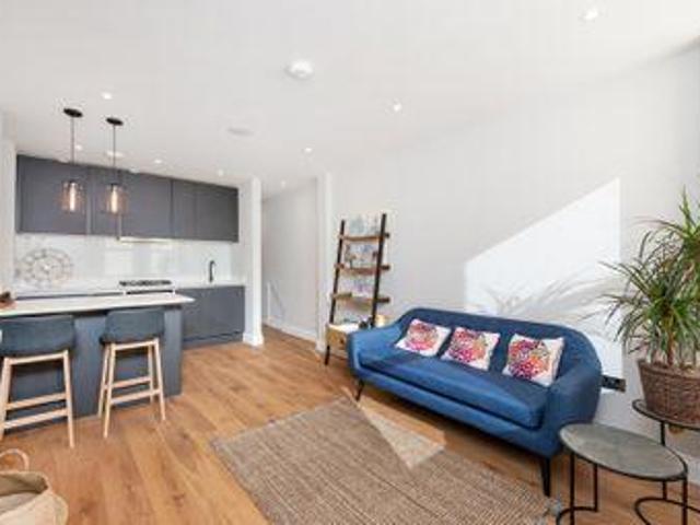 1 Bedrooms Flat for rent in Replingham Road, Southfields SW18