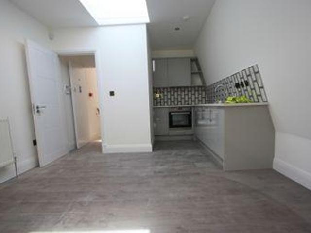 1 Bedrooms Flat for rent in Replingham Road, Southfields SW18