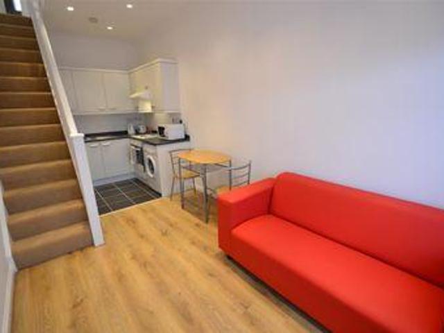 1 Bedrooms Flat for rent in Woodford Avenue, Gants Hill, Ilford IG2