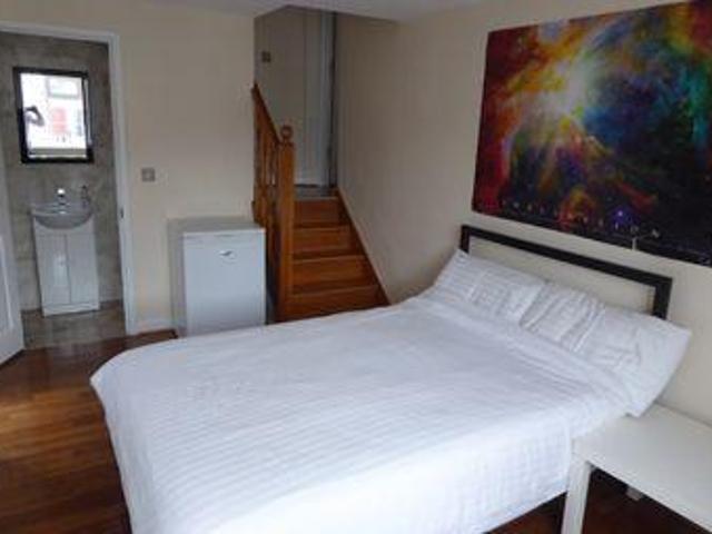 1 Bedrooms Flat for rent in Westview Drive, Woodford Green IG8