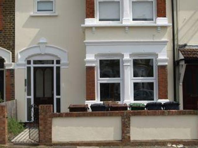 1 Bedrooms Flat for rent in Whalebone Avenue, Romford RM6