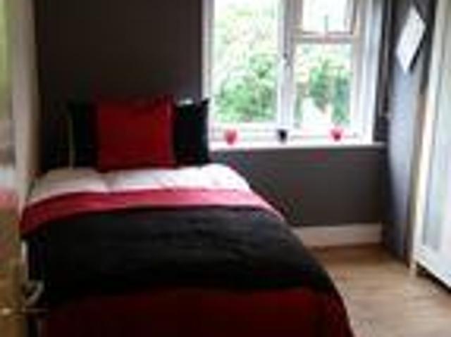 1 Bedrooms Flat for rent in Wyther Park Hill, Leeds LS12