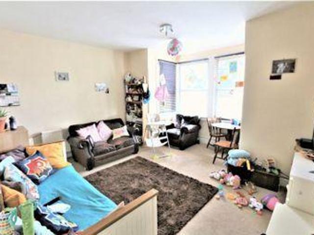 1 Bedrooms Flat for rent in The Drive, Cranbrook, Ilford IG1
