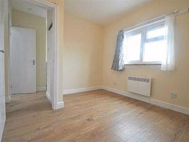 1 Bedrooms Flat for rent in The Roundway, London N17