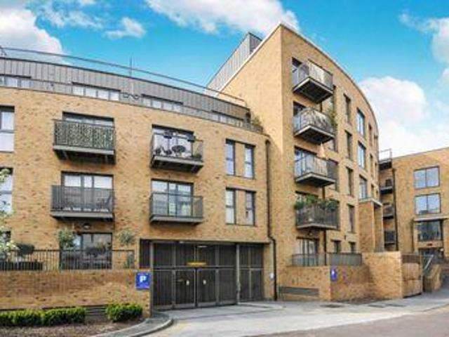 1 Bedrooms Flat for sale in Connersville Way, Croydon, Surrey, England CR0