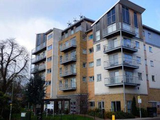 1 Bedrooms Flat for sale in Coombe Way, Farnborough GU14