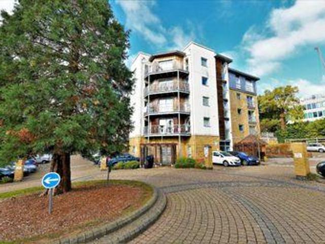 1 Bedrooms Flat for sale in Calloway House, Farnborough GU14