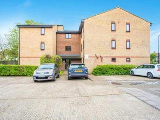 1 Bedrooms Flat for sale in Chartwell Close, Long Drive, Greenford, Middlesex UB6