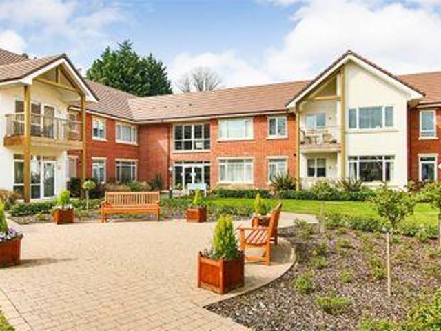1 Bedrooms Flat for sale in Charters Village Drive, East Grinstead, Surrey RH19