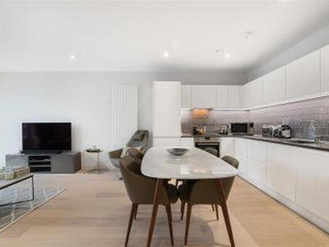 1 Bedrooms Flat for sale in Admiralty Avenue, London E16