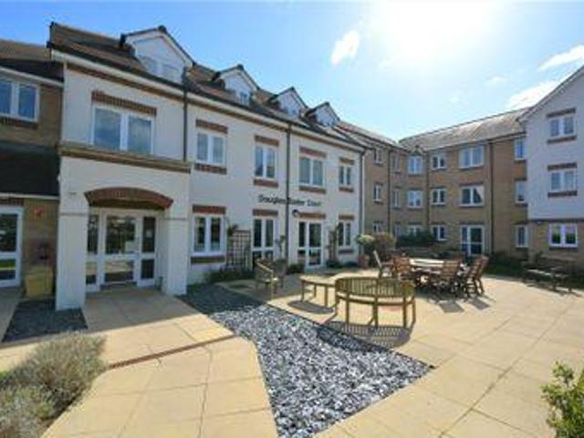 1 Bedrooms Flat for sale in Douglas Bader Court, Howth Drive, Woodley, Berkshire RG5